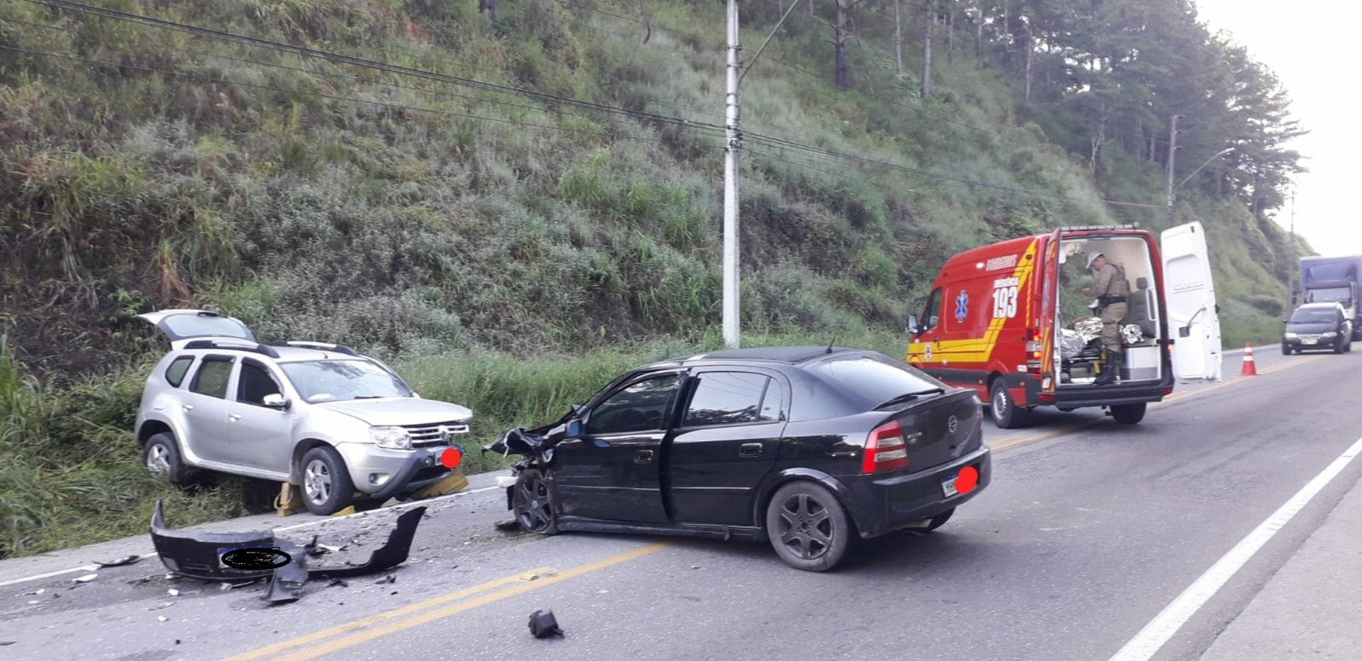 Batida frontal entre dois carros deixa seis pessoas feridas em Gaspar